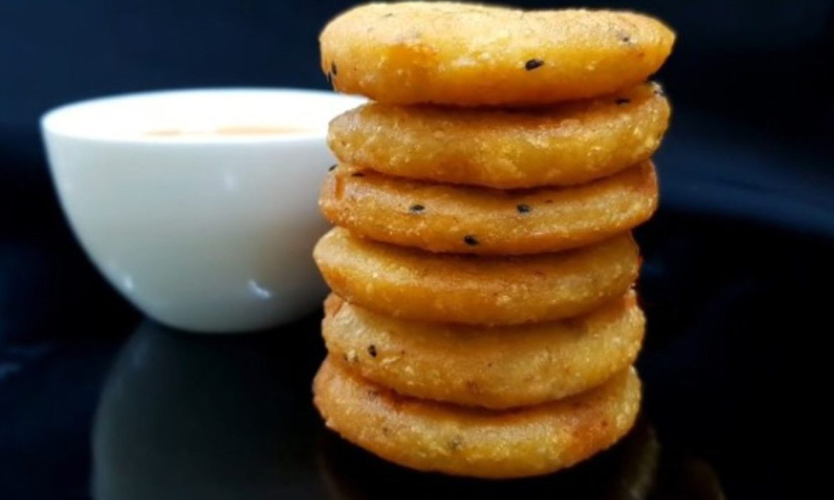 ചായക്കടയിലെ പൊരിച്ച പത്തിരി അതെ രുചിയിൽ.!! മലബാർ സ്പെഷ്യൽ എണ്ണ പത്തിരി ...